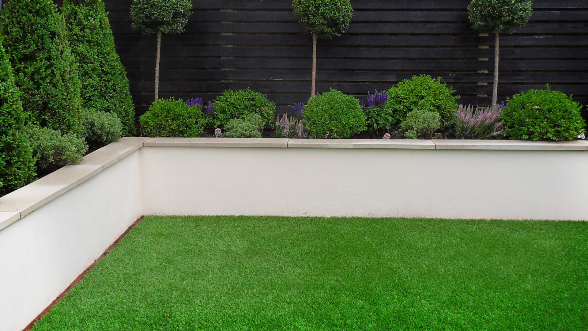 Modern Rendered Garden Wall And Planter Tips Weber UK modern-rendered-garden-wall-and-planter-tips-weber-uk